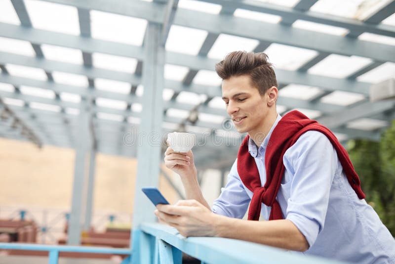 Guy texting stock image. Image of messaging, adult, coffeebreak - 119653535