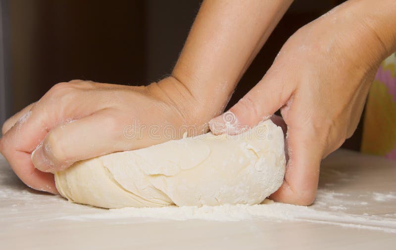 Hände, Die Einen Teig Kneten Stockbild - Bild von brot, selbstgemacht ...