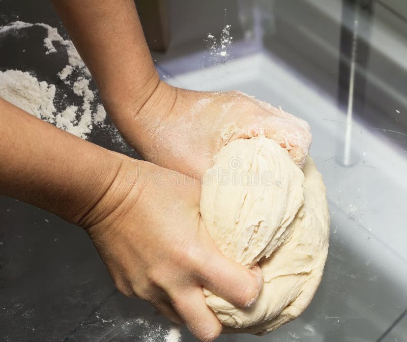 Hände, Die Einen Teig Kneten Stockbild - Bild von brot, selbstgemacht ...