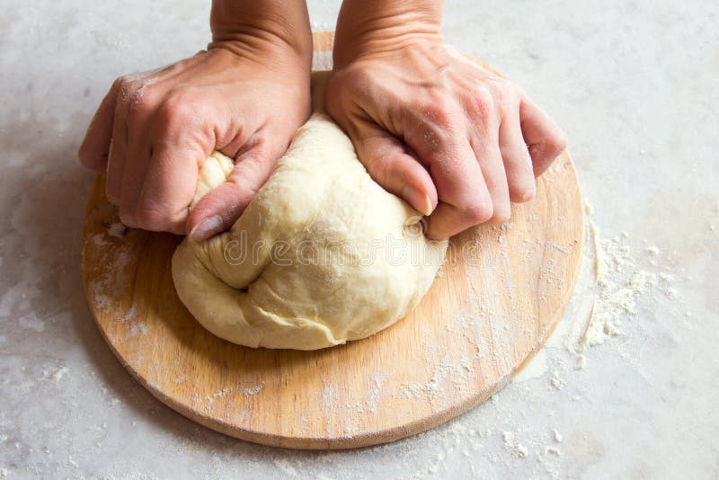Hand kneten Teig stockfoto. Bild von kochen, teig, italienisch - 65585268