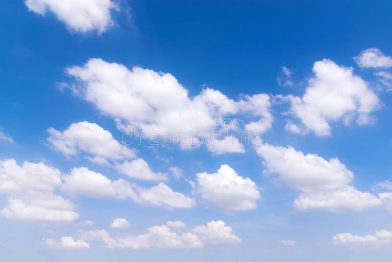 Blå Himmel Med Moln Och Solreflexer. Solen Skiner Starkt I ...