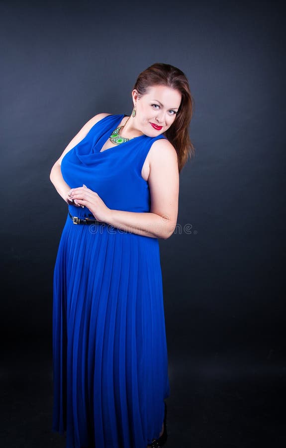 Härlig frodig flicka fotografering för bildbyråer. Bild av bifokal ...