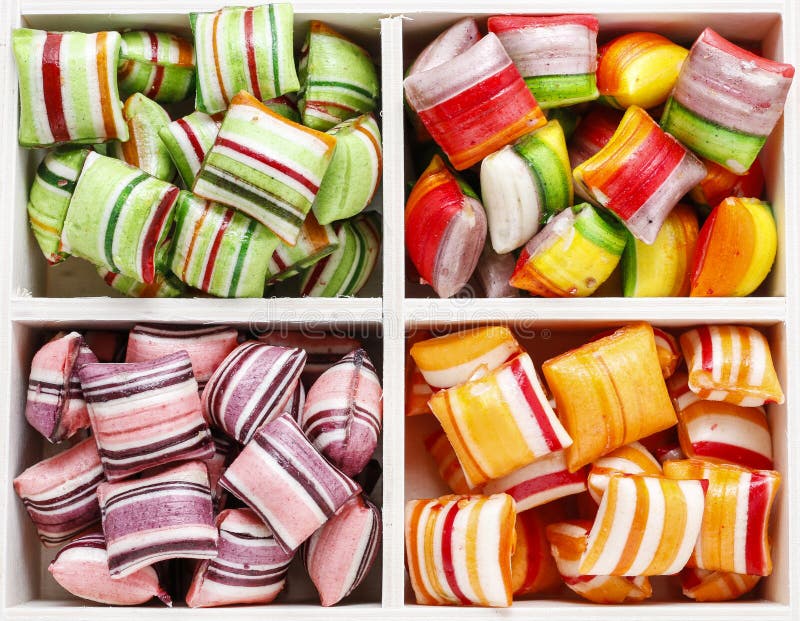 Hårda godisar i träask arkivfoto. Bild av rektor, konfekt - 45225950