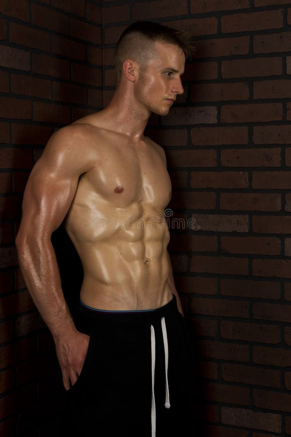 Högväxt muskulös man arkivfoto. Bild av bucklor, muskel - 32059094