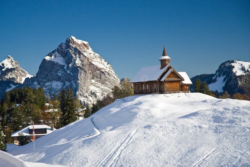 Kirche in Den Alpen in Frankreich Stockfoto - Bild von katholisch ...