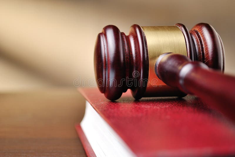 Hölzerner Richterhammer Auf Einem Gesetzbuch Stockbild - Bild von ...