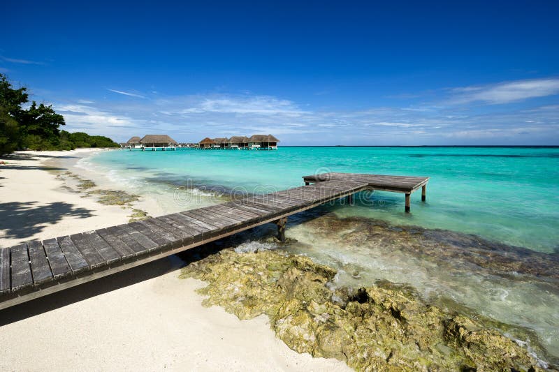 Hölzerner Steg auf Strand stockfoto. Bild von meerblick - 16379608