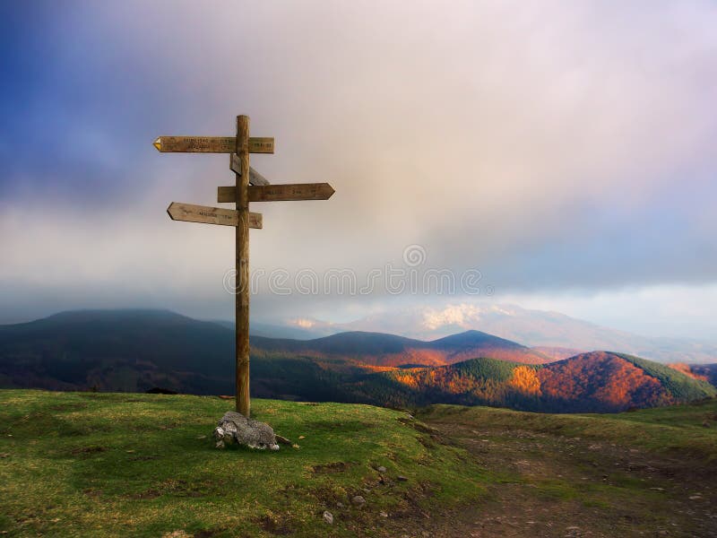 Hölzerner Wegweiser Auf Berg Stockbild - Bild von wolken, pfosten: 53787447