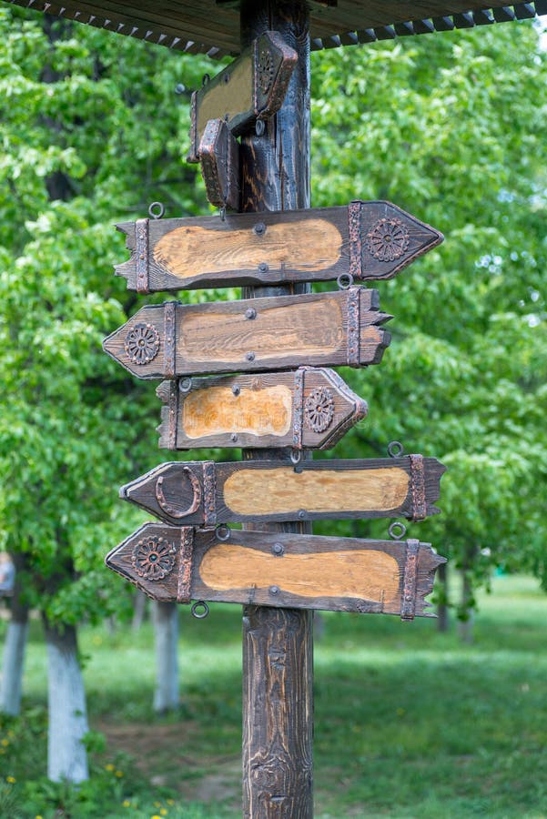 Wegweiser Mit Den Pfeilen, Die Zwei Entgegengesetzte Richtungen In ...