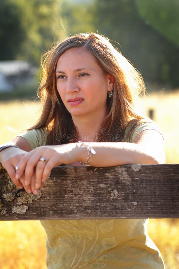 Hübsche Dame stockbild. Bild von grün, haar, wiese, dame - 21040609