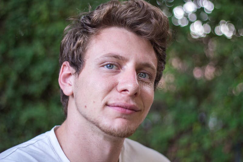 Hübsche Junge Männer Draußen Stockbild - Bild von entspannend, porträt ...