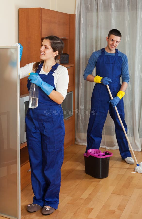 Hübsche Reiniger, Die in Raum Säubern Stockbild - Bild von leute ...