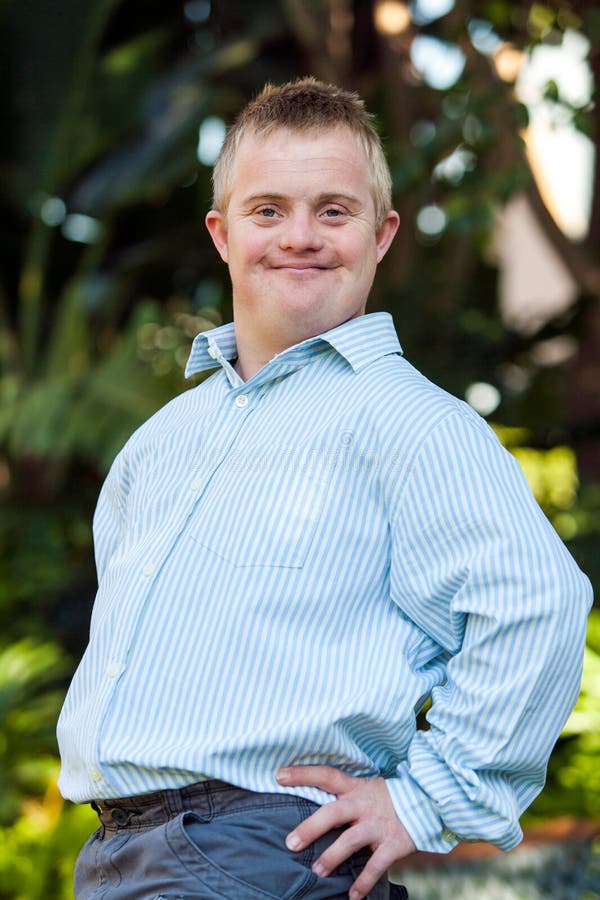 Netter Behinderter Junge, Der Violine Spielt. Stockfoto - Bild von park ...