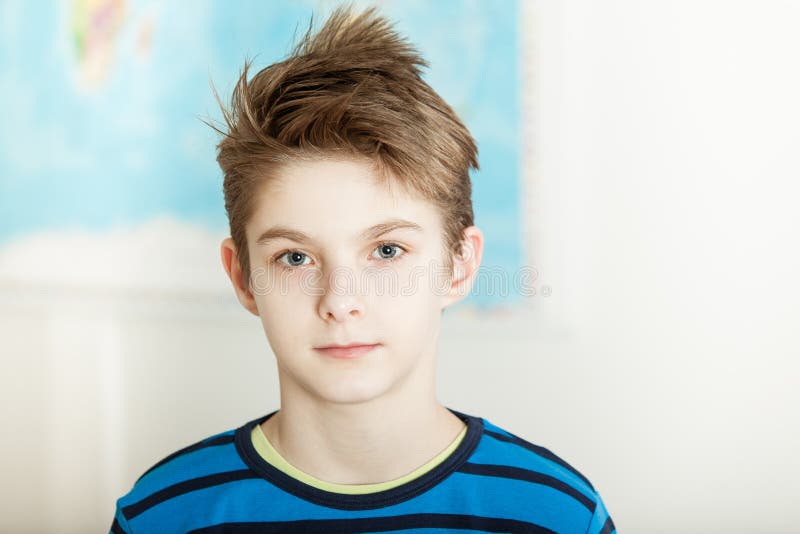 Hübscher Ernster Junger Jugendlicher Junge Stockbild - Bild von schule ...