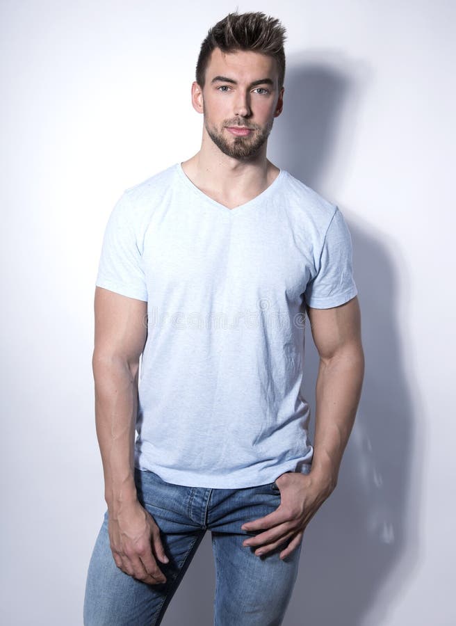 Getonter Bodybuilder, Der Mit Ringen Trainiert Stockbild - Bild von ...