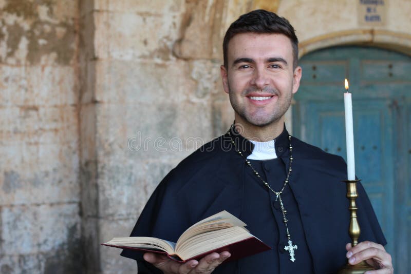 Katholischer Priester, Der Die Bibel Liest Stockfoto - Bild von gebet ...