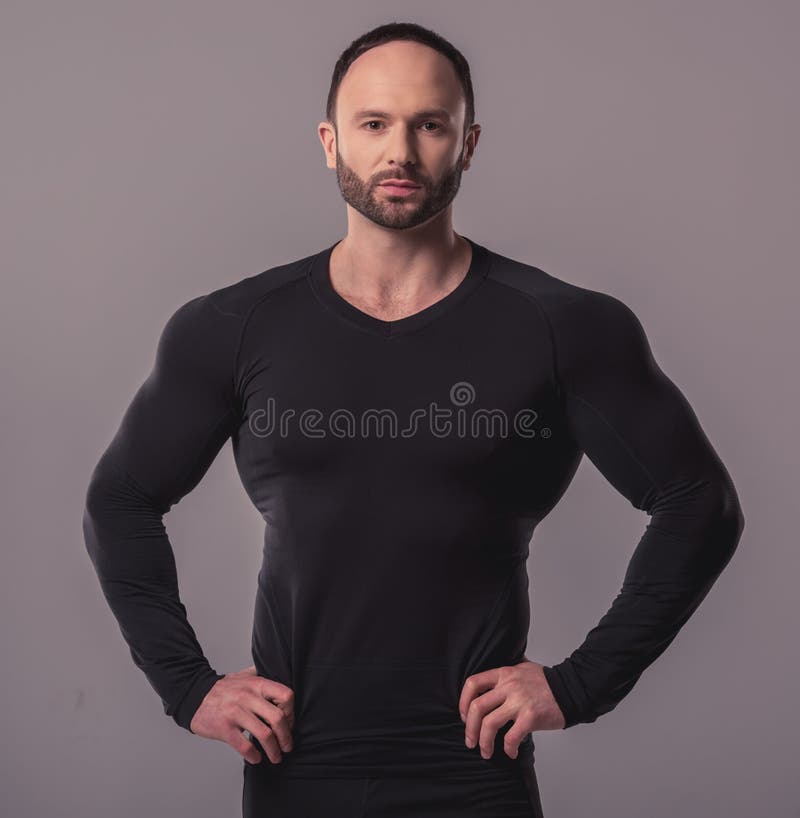 Hübscher Mann mit Muskeln stockfoto. Bild von porträt - 86659118