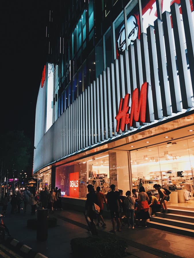 H&M outlet editorial image. Image of mall, midnight - 188733520