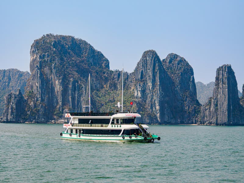 The Mountains of Ha Long Bay 2025-02-14 Editorial Image - Image of ...