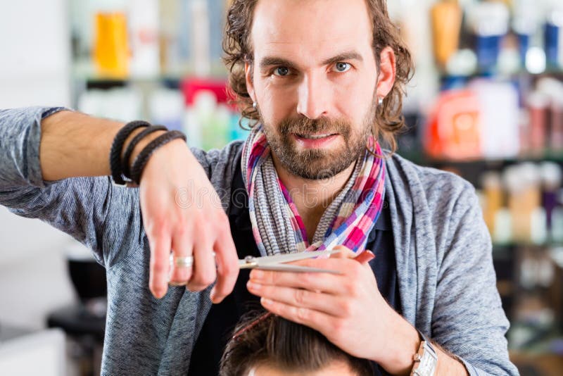 Haar Van De Kapper Het Scherpe Mens in Herenkapper Stock Foto - Image ...