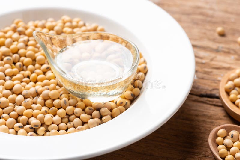 Haba De La Soja Y Aceite De La Soja En La Tabla Foto de archivo ...