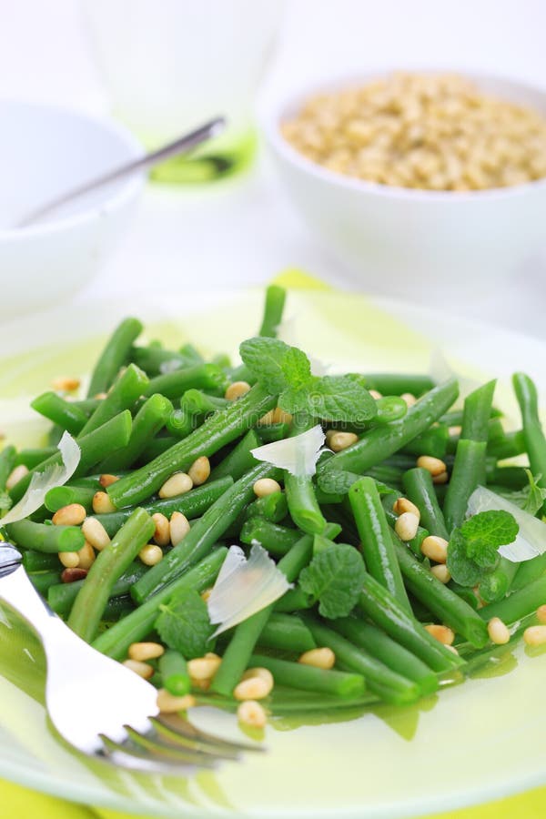 Habas Verdes Con Las Tuercas De Pino Imagen de archivo - Imagen de ...
