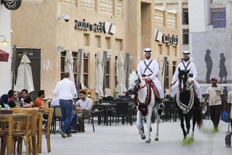 Habitants de doha qatar image éditorial. Image of enfants - 254306225