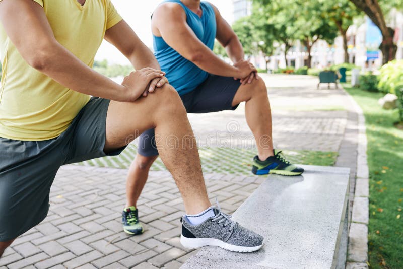 Hacer estocadas foto de archivo. Imagen de mujer, feliz - 67197062