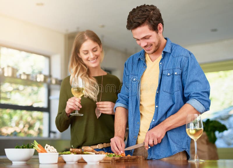 Hacer La Cena Juntos Es Su Momento De Conectarse. Una Joven Pareja ... Hacer La Cena Juntos Es Su Momento De Conectarse. Una Joven Pareja ...