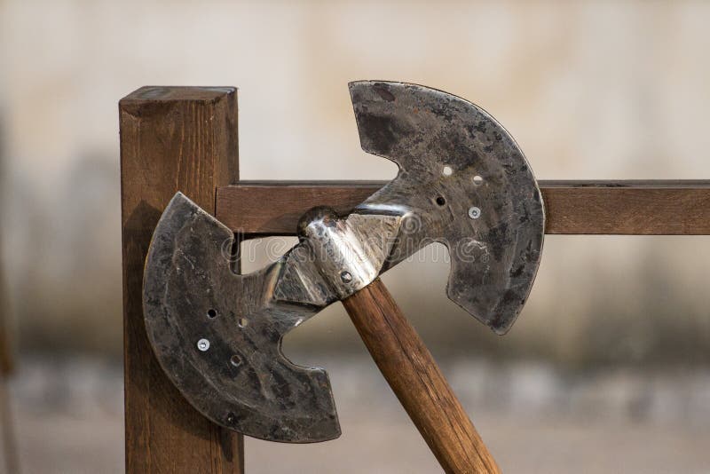 Hacha medieval del arma foto de archivo. Imagen de caballero - 42999064