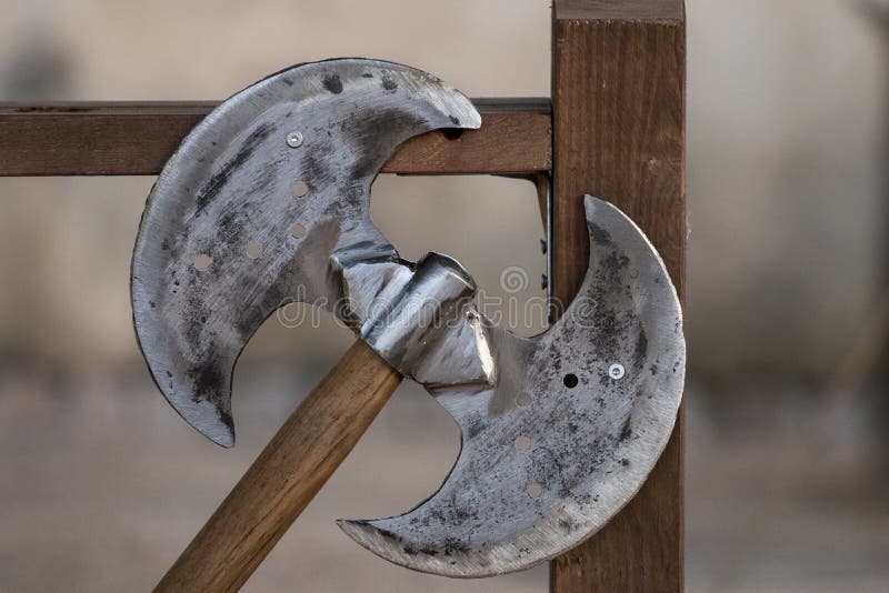 Hacha medieval doble imagen de archivo. Imagen de cruz - 129093547