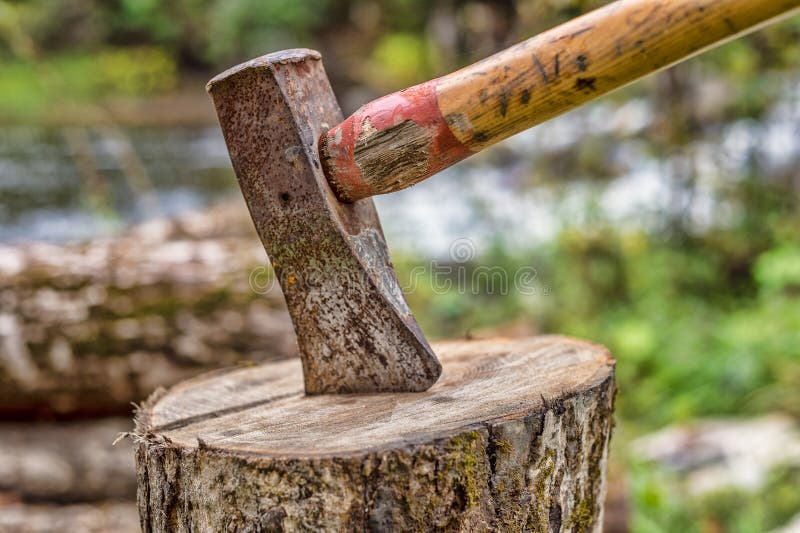 Hachage de bloc de hache photo stock. Image du bloc, hache - 10406802