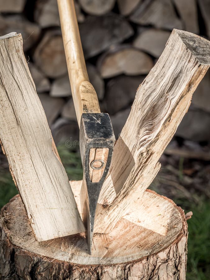 Hachage de bloc de hache photo stock. Image du rouge - 10406802