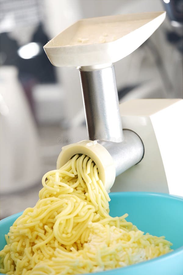 Hache-viande Dans La Cuisine Photo stock - Image du ingrédient, machine ...