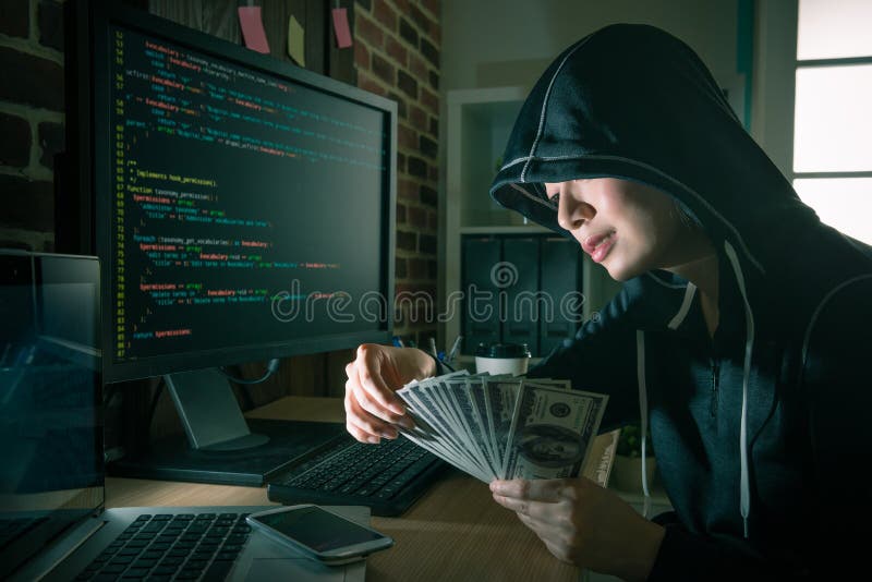 Hacker Bonito De Sorriso Da Mulher Que Usa O Computador Imagem de Stock ...