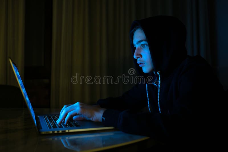 Hacker in Das Computernetzwerk Gehackt. Junge in Einer Camera Obscura ...