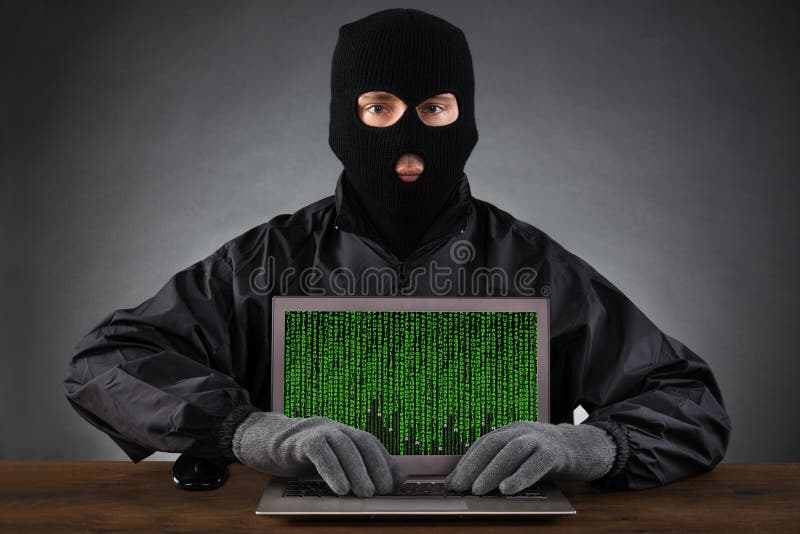 Hacker, Der Auf Einem Laptop Schreibt Stockfoto - Bild von notizbuch ...