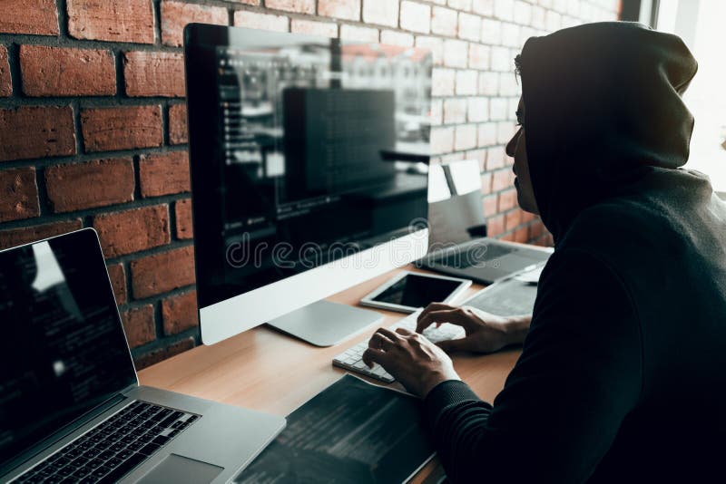 Hacker En El Capó Trabajando Con Una Computadora Con Pirateando Los