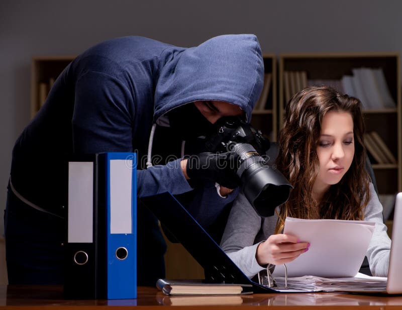 Hacker Robando Datos Personales De Su Computadora Personal Foto de ...