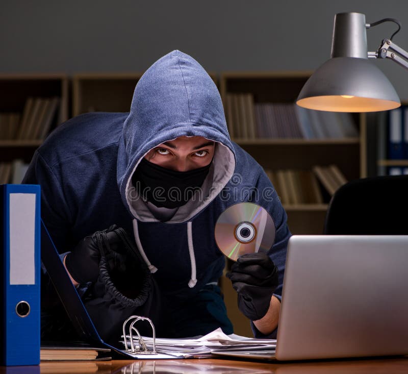 Hacker Robando Datos Personales De Su Computadora Personal Imagen de ...