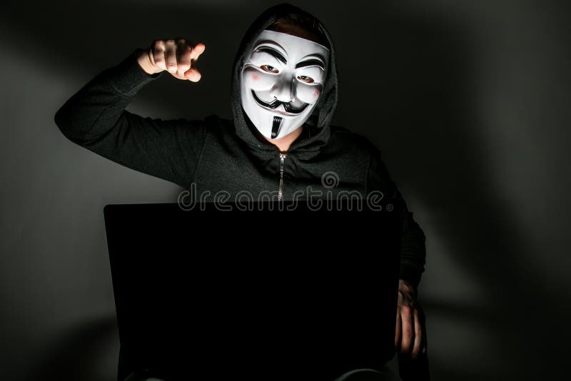 Międzynarodowy Haker Noszący Bluzę Podczas Cyberataku Zdjęcie Stock ...