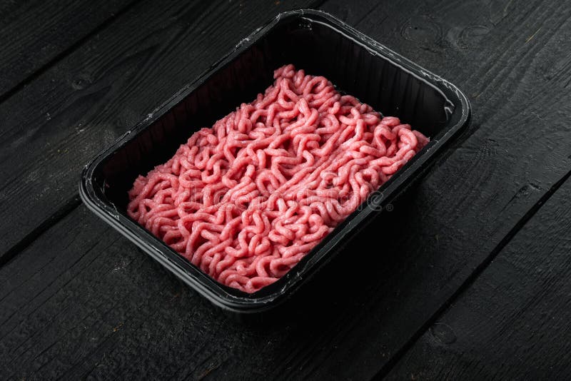 Rohes Fleisch In Verpackungen Isoliert Auf Einem Weißen Hintergrund ...