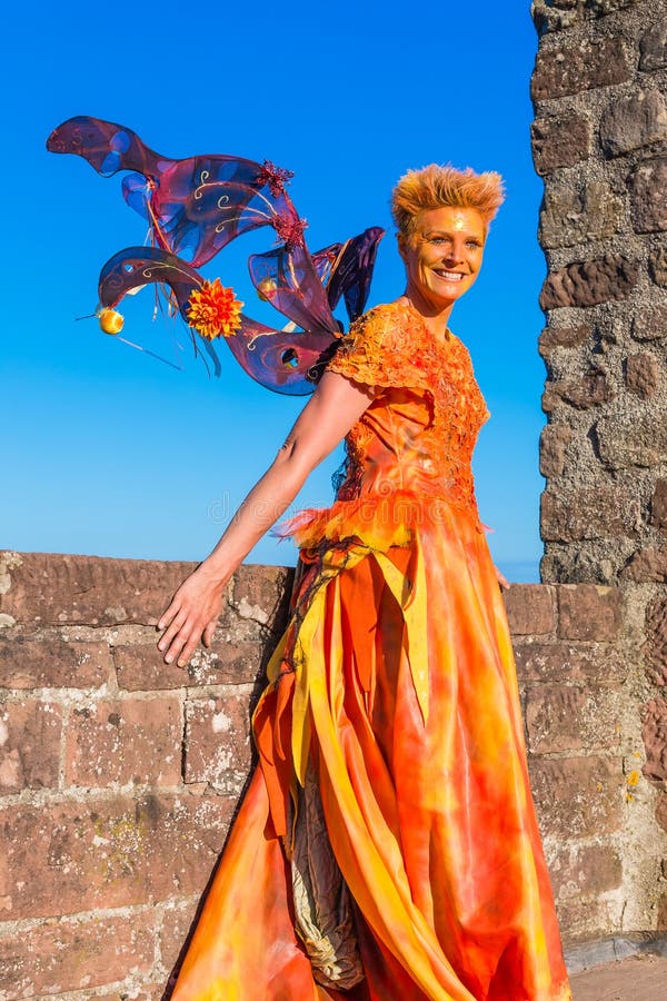 Hada Anaranjada Sonriente Del Fuego En Traje Imagen de archivo - Imagen ...