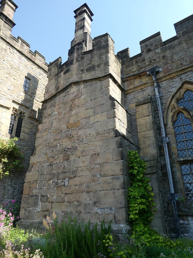 Haddon hall in the sun stock photo. Image of tudor, country - 154289634