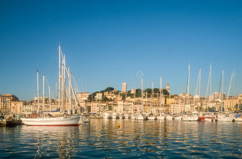 Cannes - Boote im Hafen redaktionelles stockfotografie. Bild von himmel ...