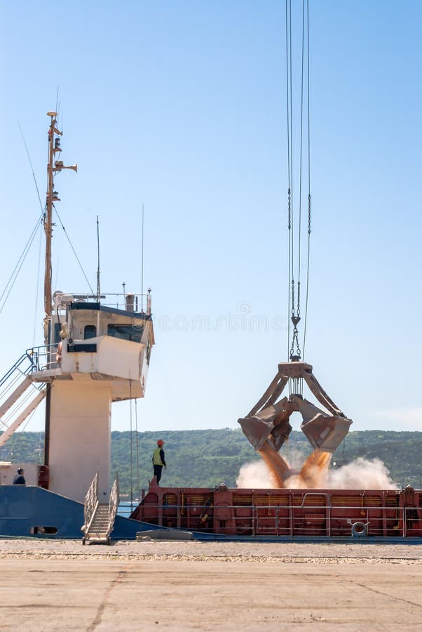 Hafenkran Mit Schaufelladenschiff Mit Weizen Redaktionelles Foto - Bild ...