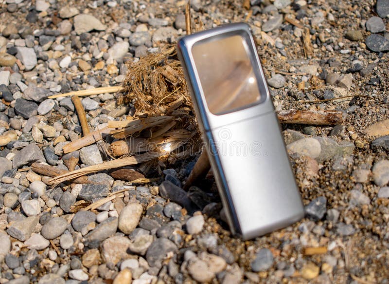 Haga un fuego con una lupa foto de archivo. Imagen de irradie - 118516878