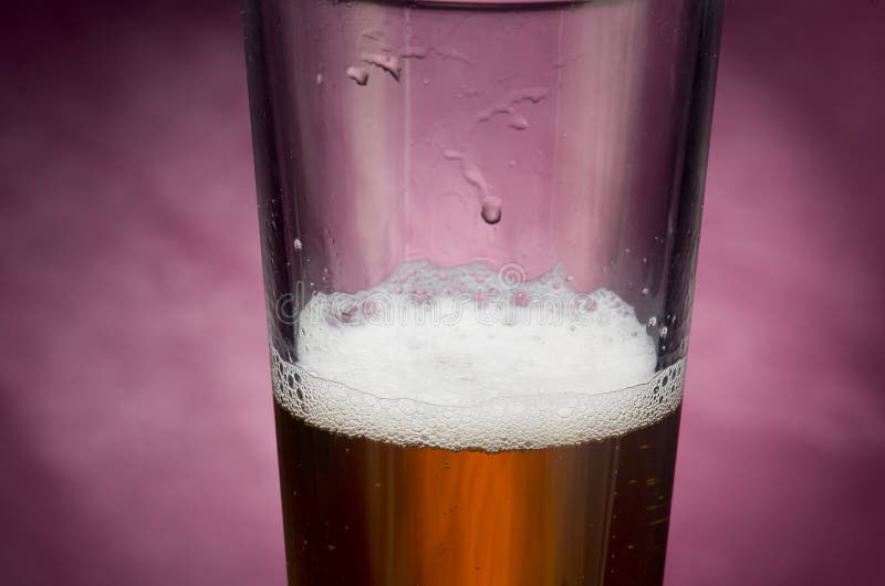 Bierglas Halb Voll Oder Halb Leer Stockfoto - Bild von voll, clear ...