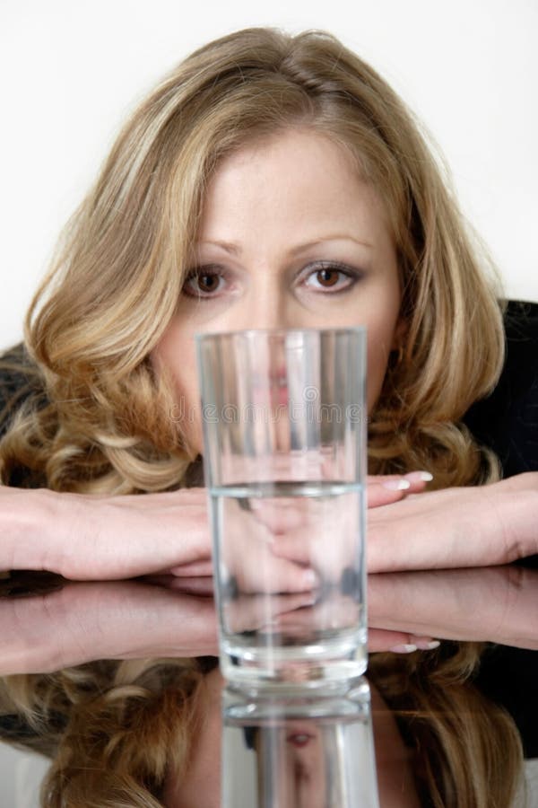 Halb voll oder halb leer stockfoto. Bild von funktionseigenschaft ...