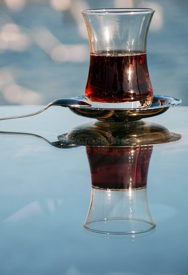 Ein (halb volles) Glas Tee stockbild. Bild von getränk - 30150433